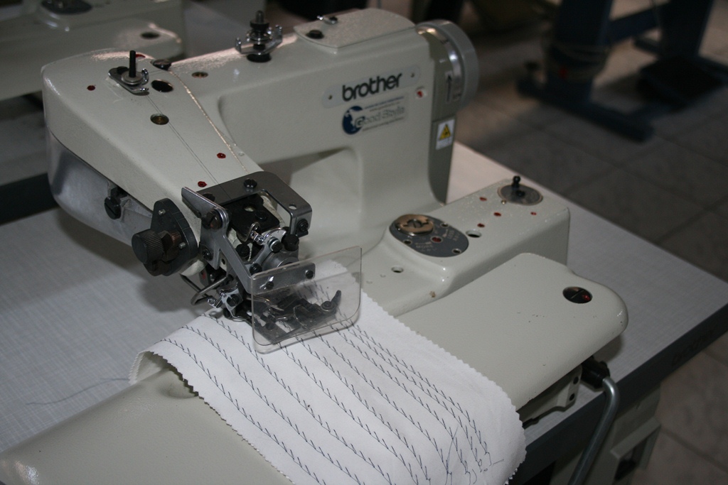 Masini pentru cusatura ascunsa (blindstitch) marca Brother CM3-B933