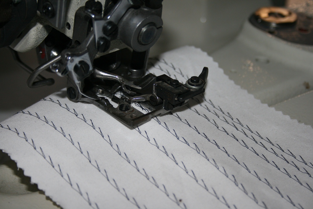 Masini pentru cusatura ascunsa (blindstitch) marca Brother CM3-B933